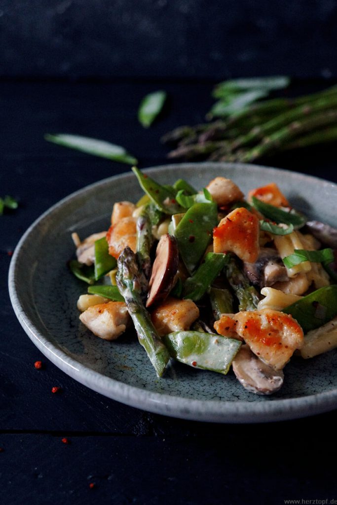 Casarecce mit Hähnchen, grünem Spargel und Zuckerschoten in cremiger ...