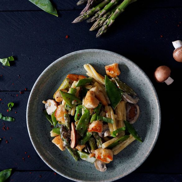Casarecce mit Hähnchen, grünem Spargel und Zuckerschoten in cremiger ...